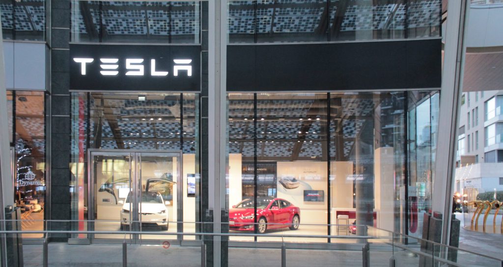 Tesla Store, Piazza Gae Aulenti, Milano - Italy - Spi-it